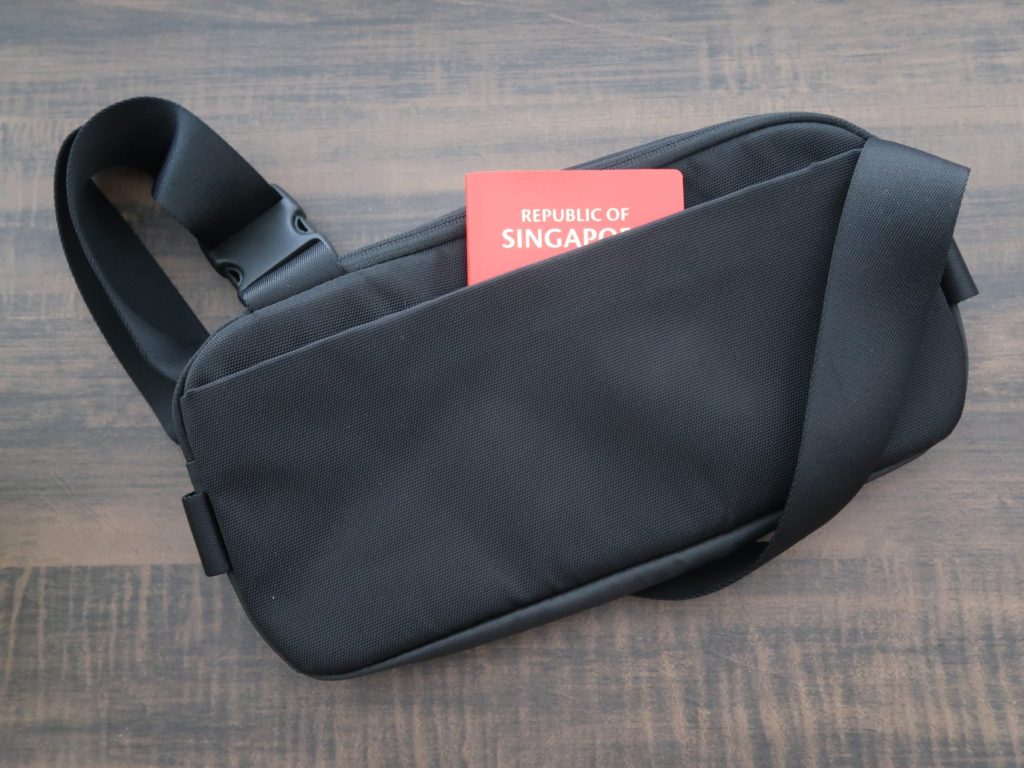 Review: Tomtoc Urban Sling Bag (8-inch) – Tech Jio